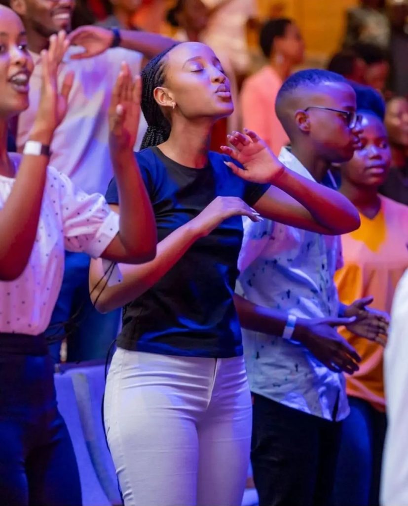 Yoo! Reba amafoto ya miss muheto divine ari gusenga, aba ari mu mwuka ...